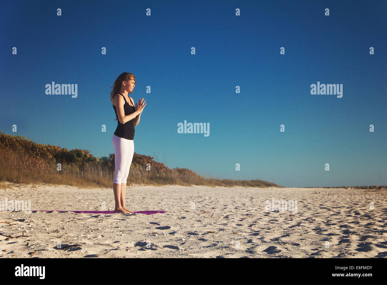 Spiaggia yoga donna -Fotos und -Bildmaterial in hoher Auflösung – Alamy