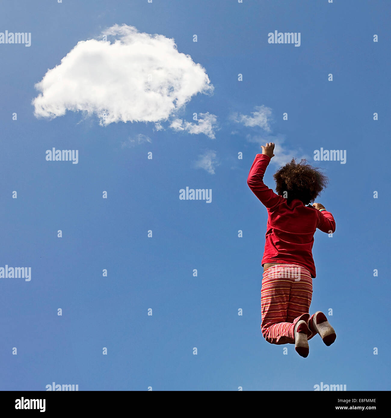 Kinder, Die In Luft Springen Stockfotos und -bilder Kaufen - Alamy