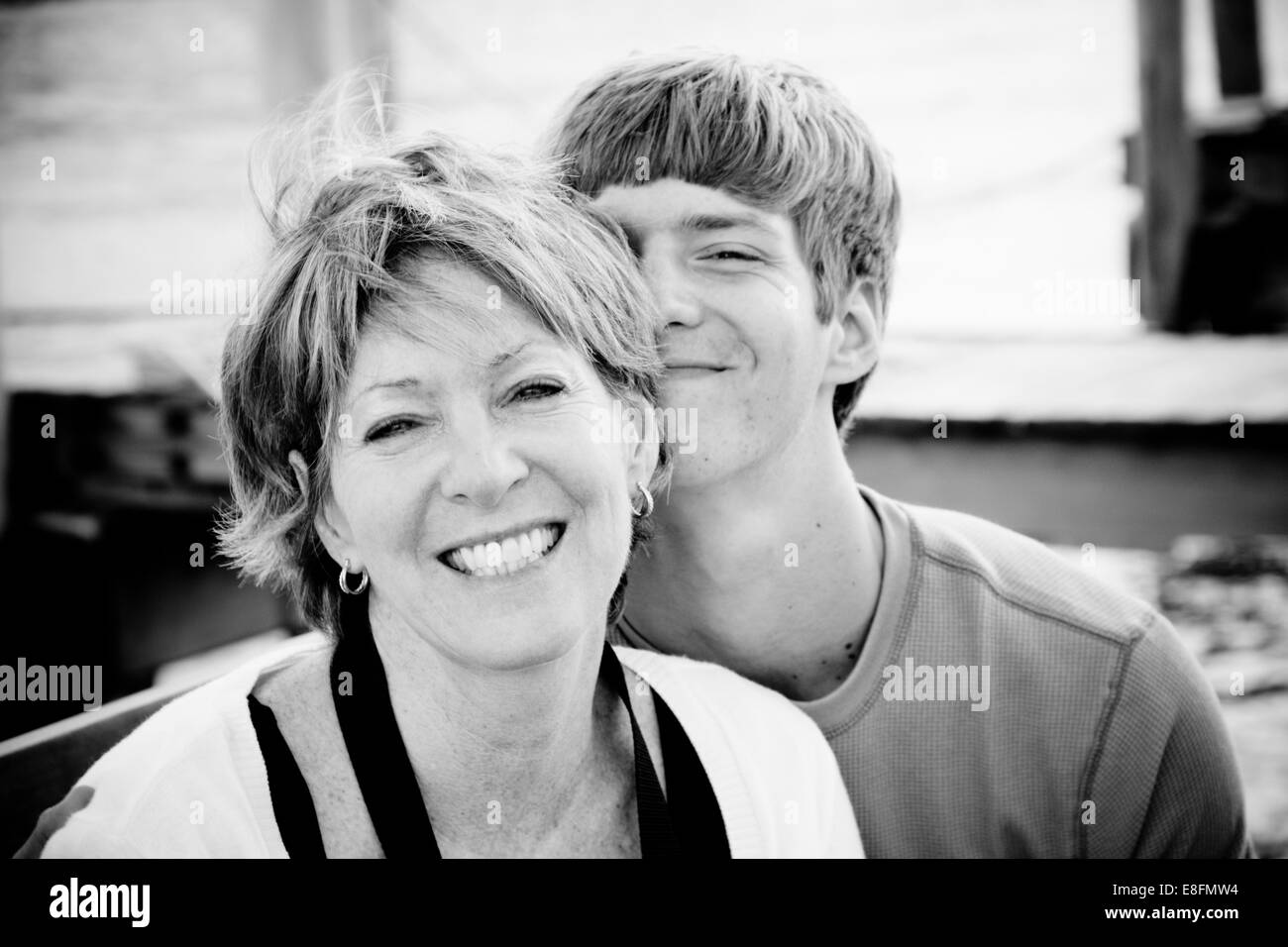 Junge mutter und sohn Schwarzweiß-Stockfotos und -bilder - Alamy