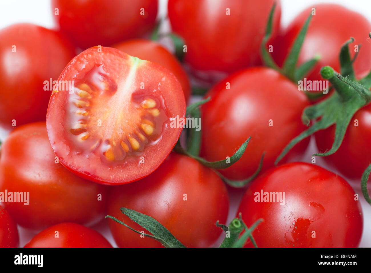 Cherry tomatoes -Fotos und -Bildmaterial in hoher Auflösung – Alamy