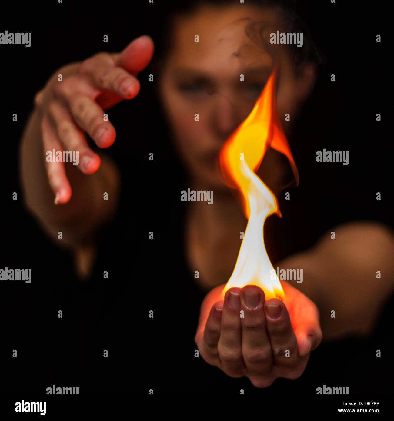 Menschliche hand mit feuer -Fotos und -Bildmaterial in hoher Auflösung ...