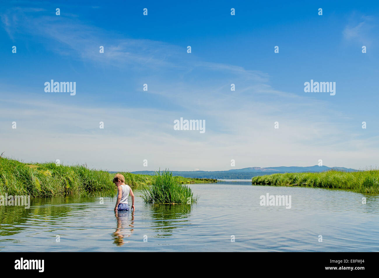 Junge im wasser -Fotos und -Bildmaterial in hoher Auflösung - Seite 2 ...
