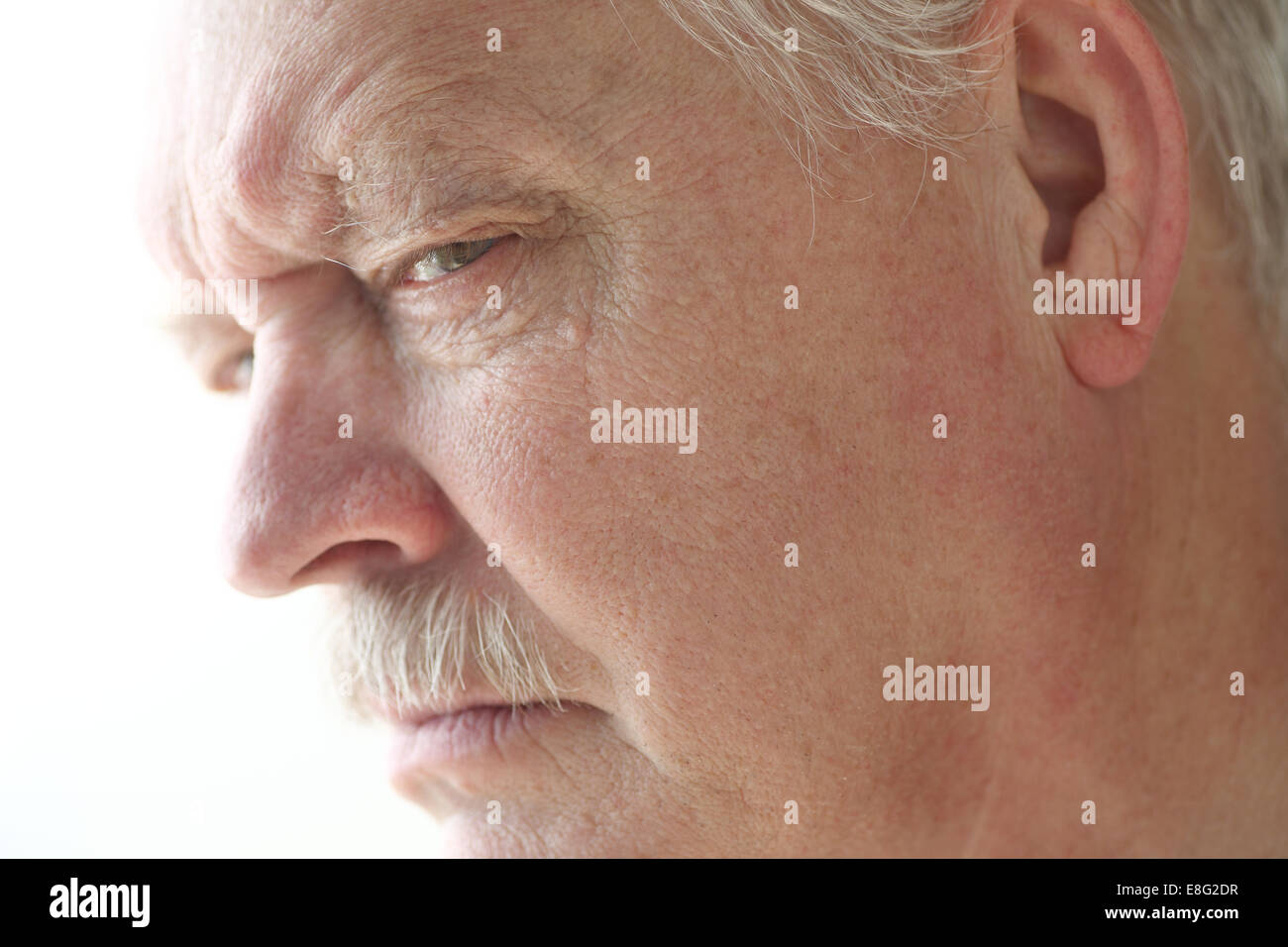 Misstrauischer mann -Fotos und -Bildmaterial in hoher Auflösung – Alamy