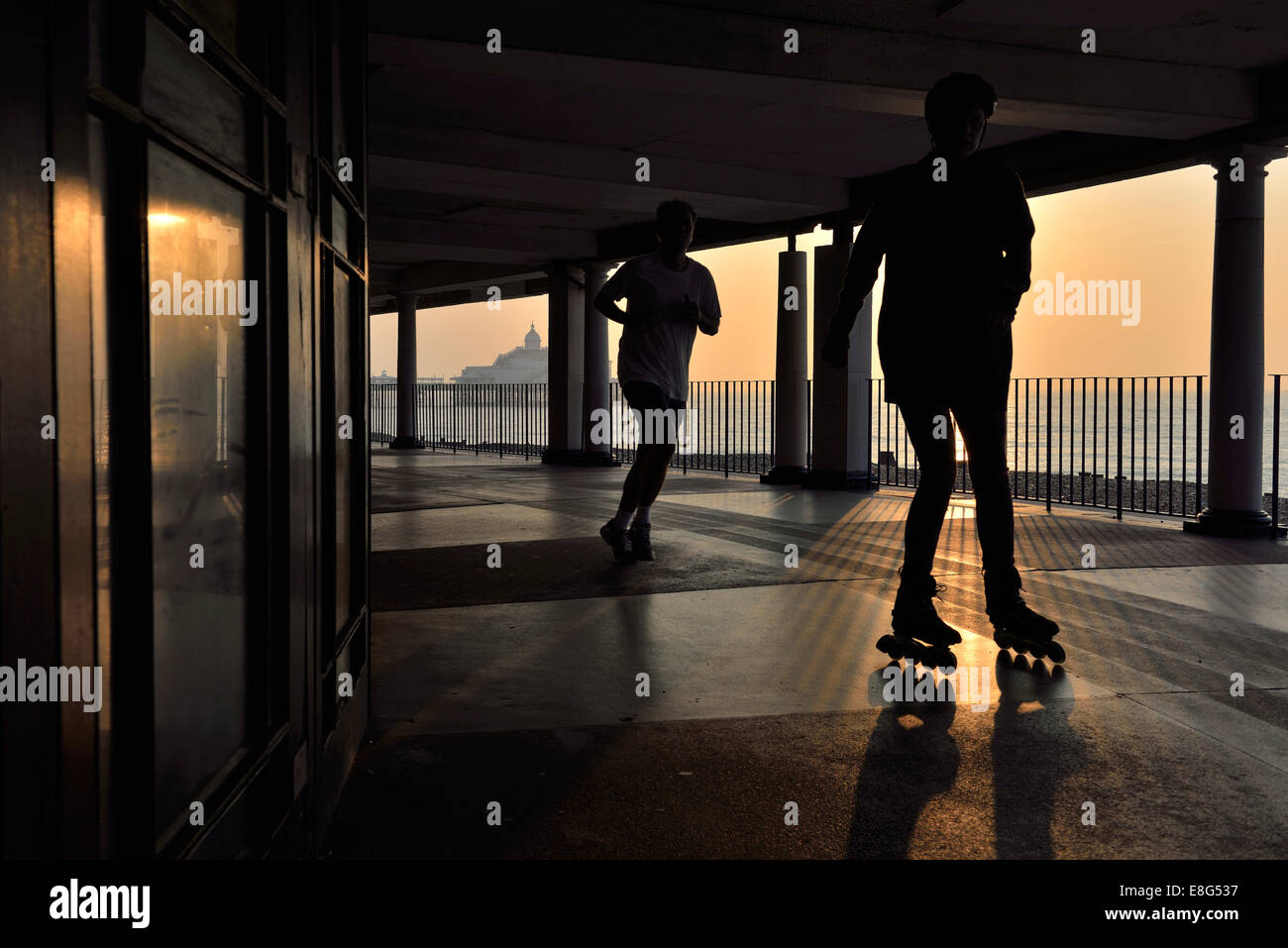 Rollerbladen frau inline skating -Fotos und -Bildmaterial in hoher ...