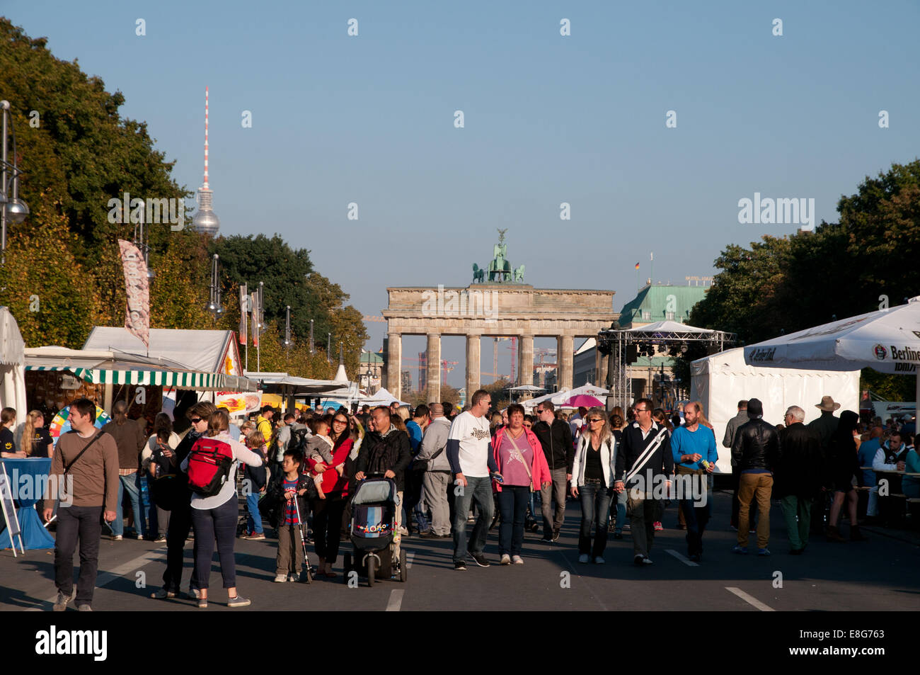 Straßenfest feiert Tag der deutschen Einheit in Berlin Stockfotografie ...