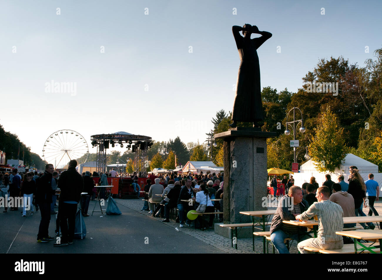 Straßenfest feiert Tag der deutschen Einheit in Berlin Stockfotografie ...
