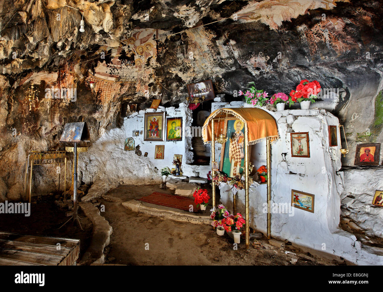 Innerhalb der "Cavechurch" des Klosters Agios Nikolaos Kremastos ...