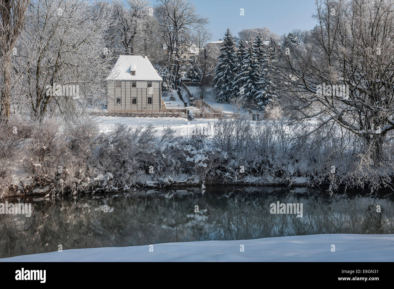 Goethes Gartenhaus im Winter, Ilm-Fluss mit dem Park an der ILM ein ...