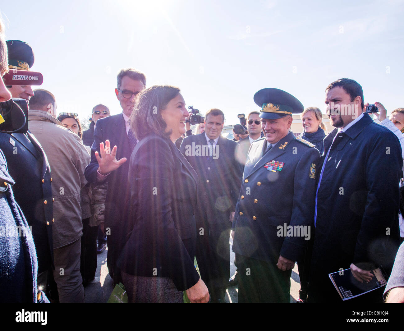 Kiew, Ukraine. 8. Oktober 2014. Victoria Nuland spricht mit ...