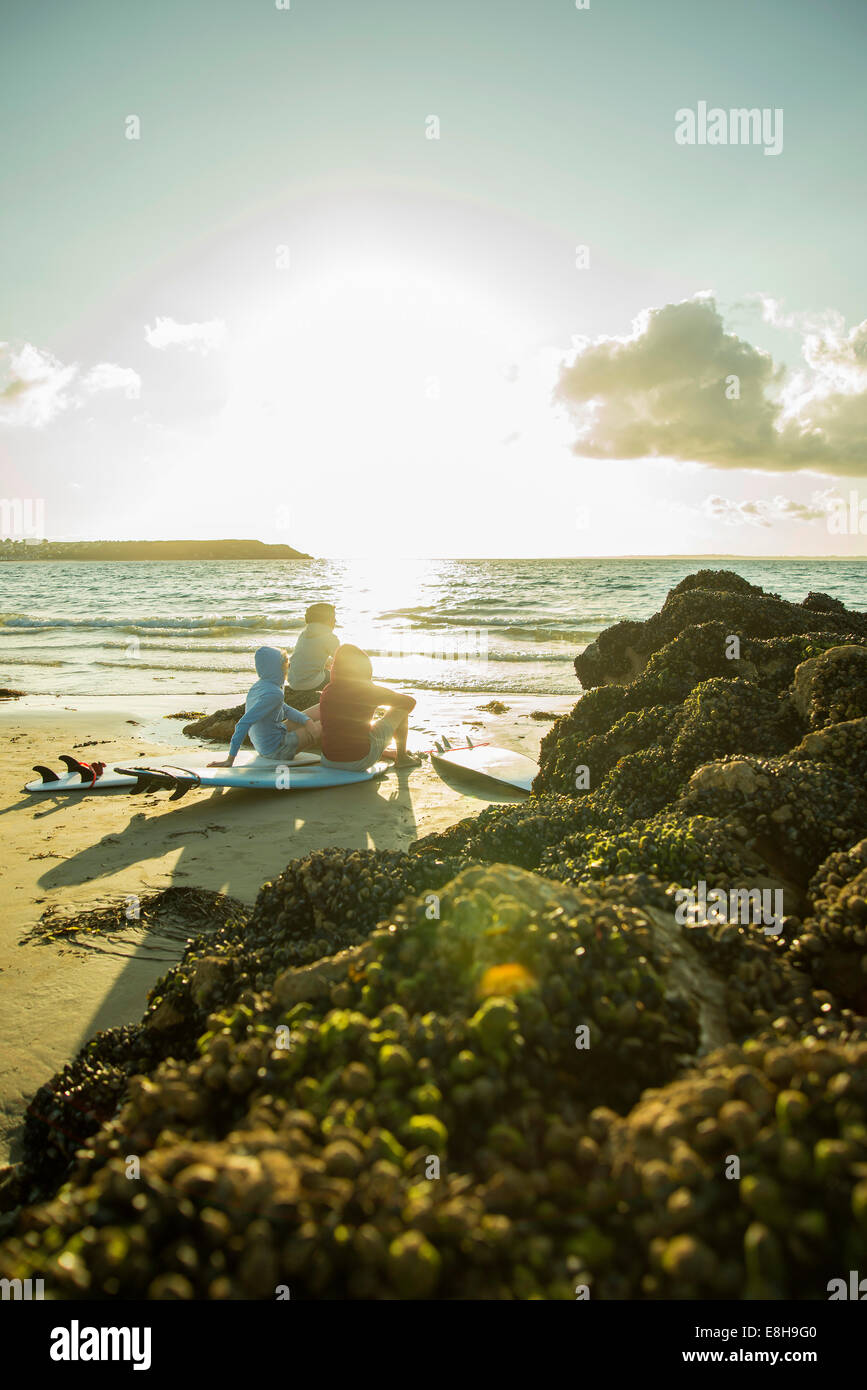 Teenager am strand -Fotos und -Bildmaterial in hoher Auflösung – Alamy