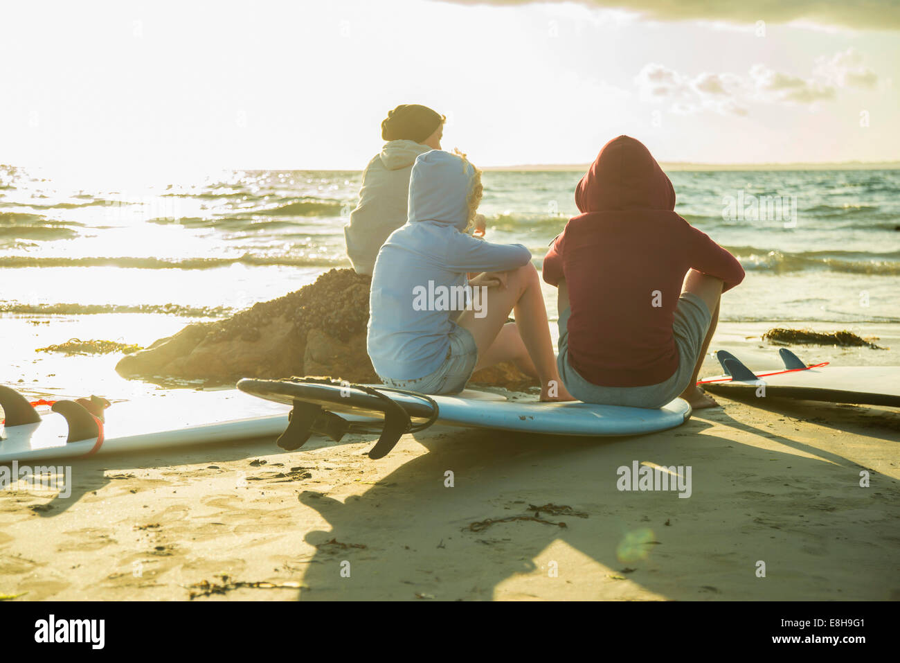 Teenager am strand -Fotos und -Bildmaterial in hoher Auflösung – Alamy