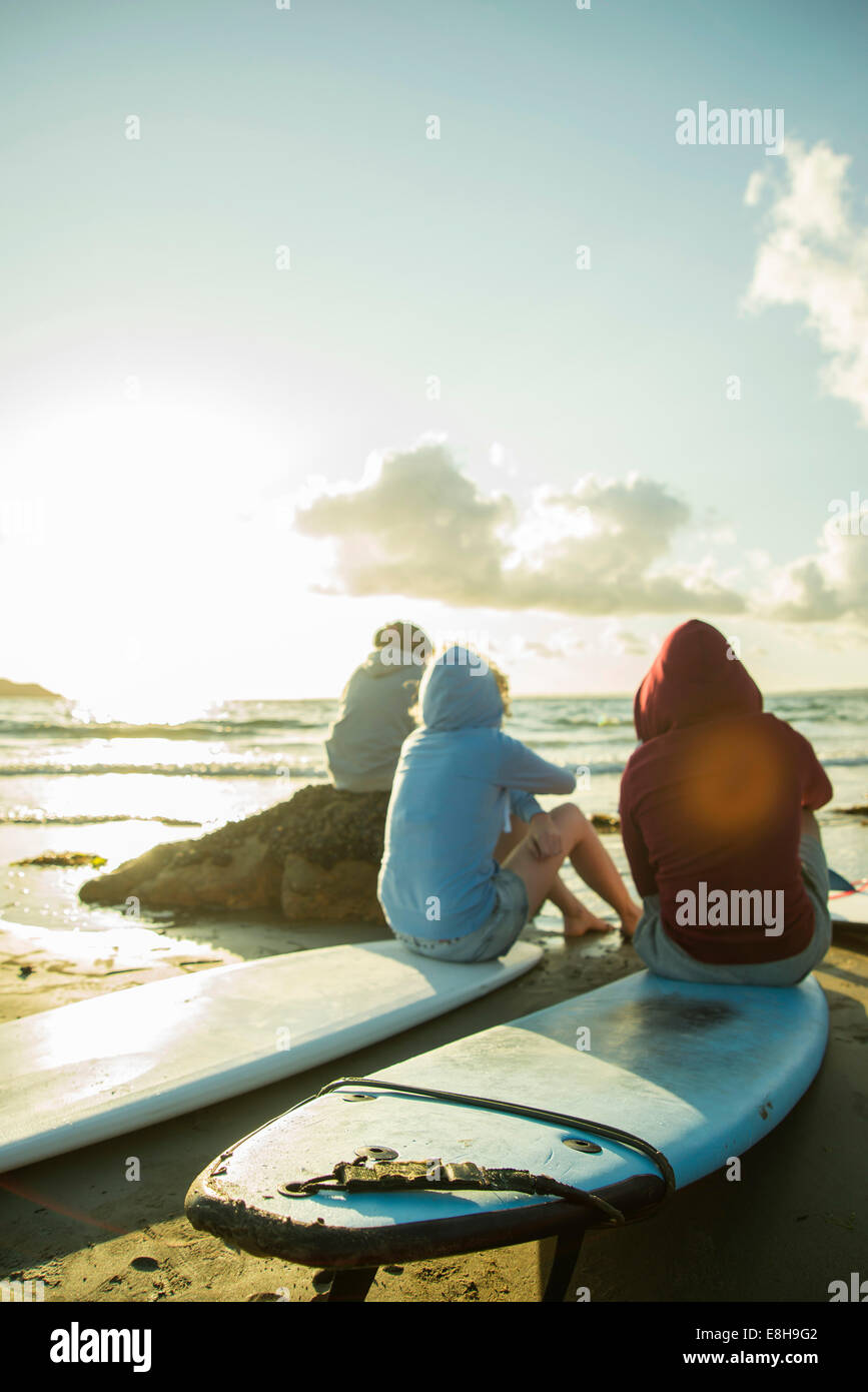 Teenager am strand -Fotos und -Bildmaterial in hoher Auflösung – Alamy