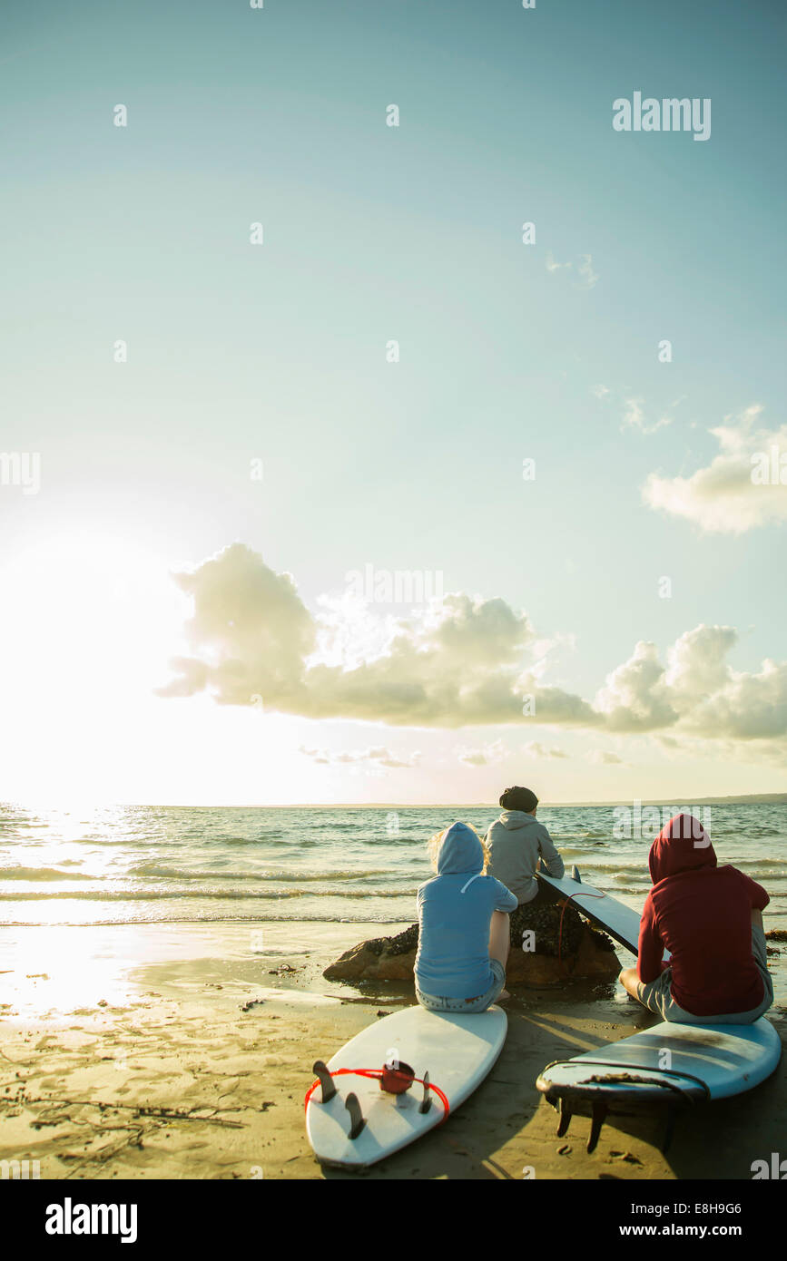 Teenager am strand -Fotos und -Bildmaterial in hoher Auflösung – Alamy