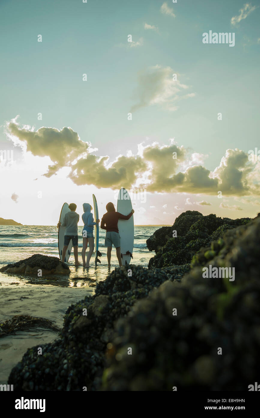 Teenager am strand -Fotos und -Bildmaterial in hoher Auflösung – Alamy