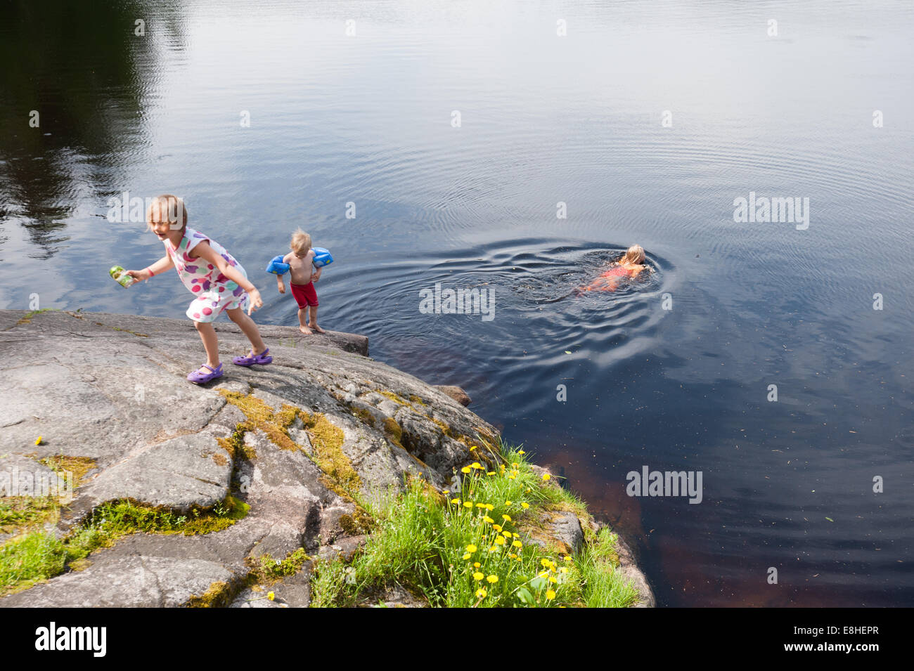 Kinder schwimmen in einem see -Fotos und -Bildmaterial in hoher ...