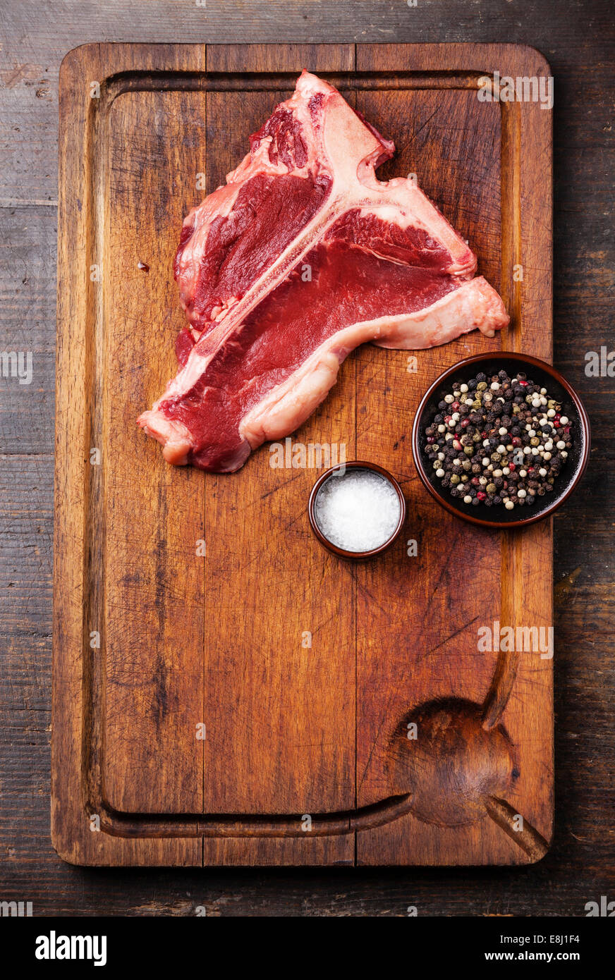 Frisches rohes t bone rindersteak roter pfeffer -Fotos und ...