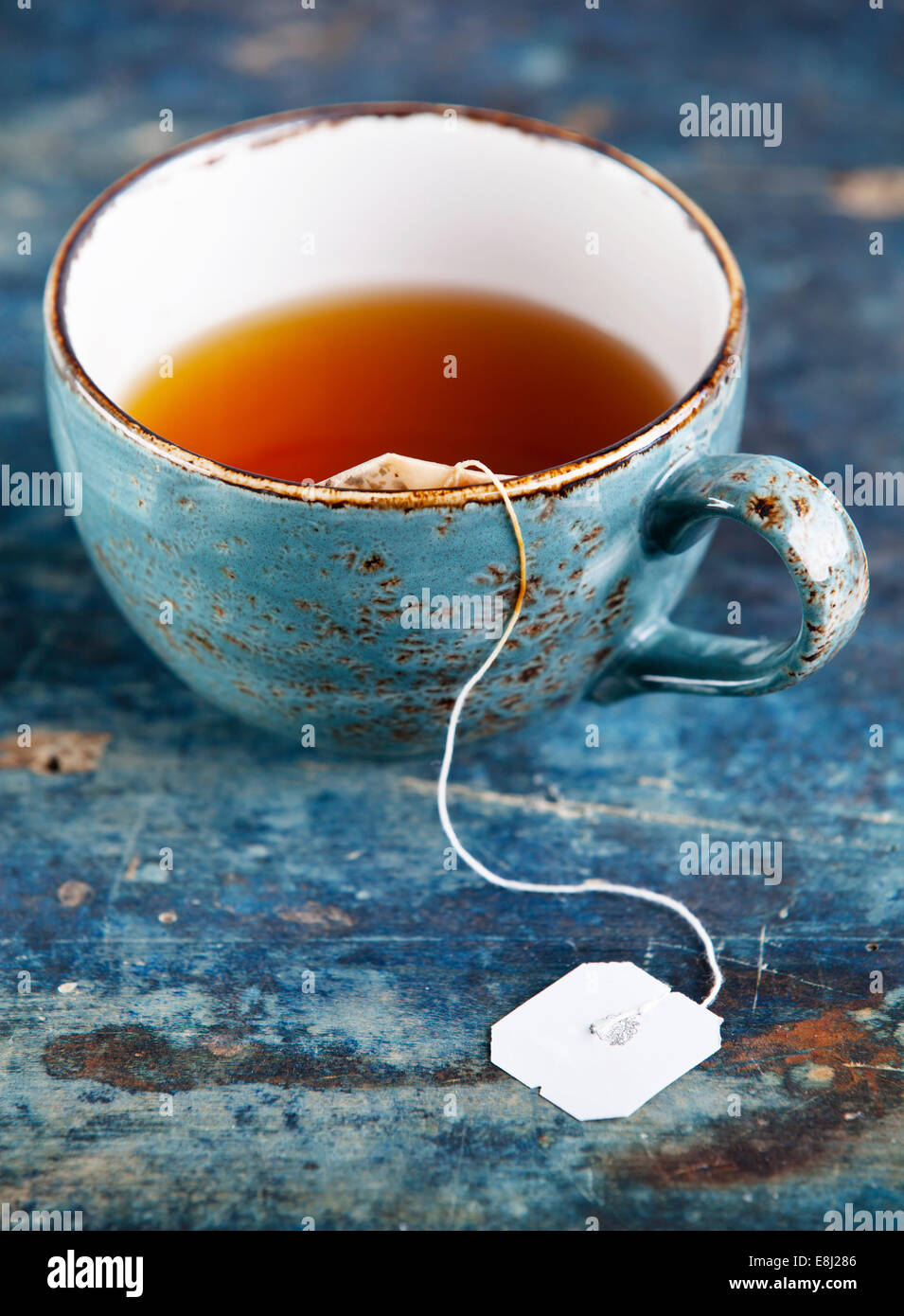 Tasse Tee mit Teebeutel auf blau strukturierten Hintergrund Stockfoto ...