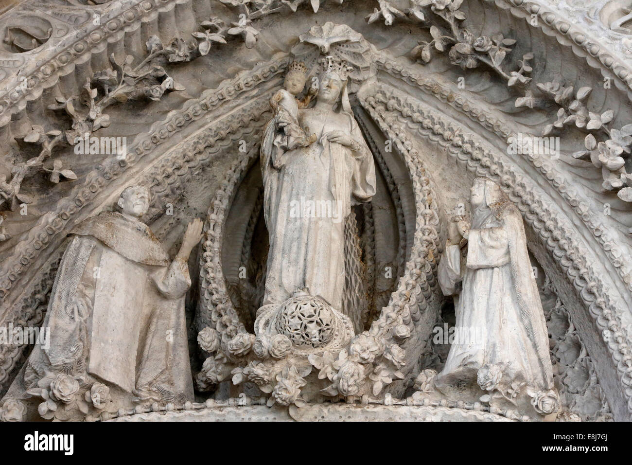 Sagrada Familia Basilika. Rosenkranz-Kapelle: Madonna mit Kind umgeben ...