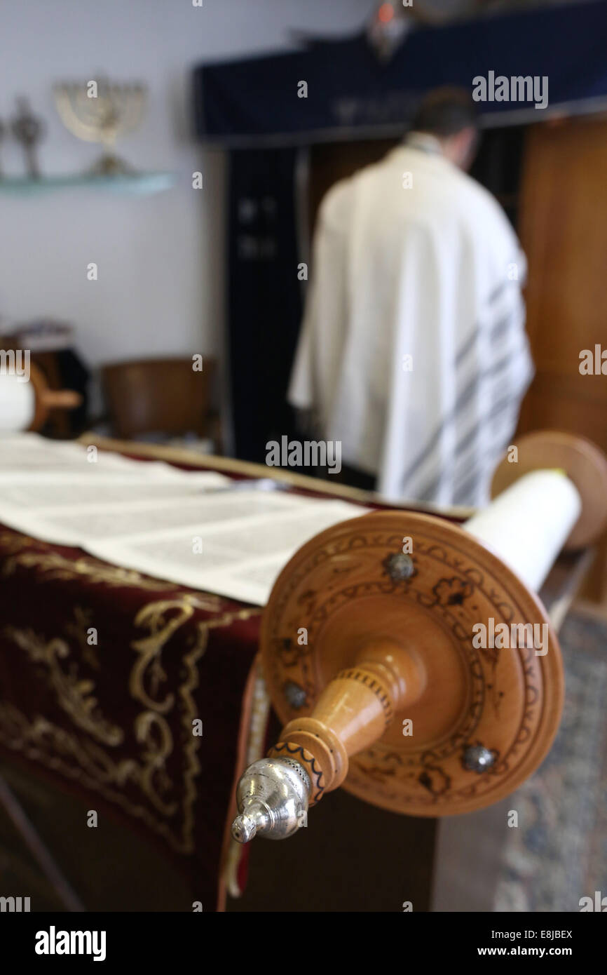 Rabbi torah scroll -Fotos und -Bildmaterial in hoher Auflösung – Alamy