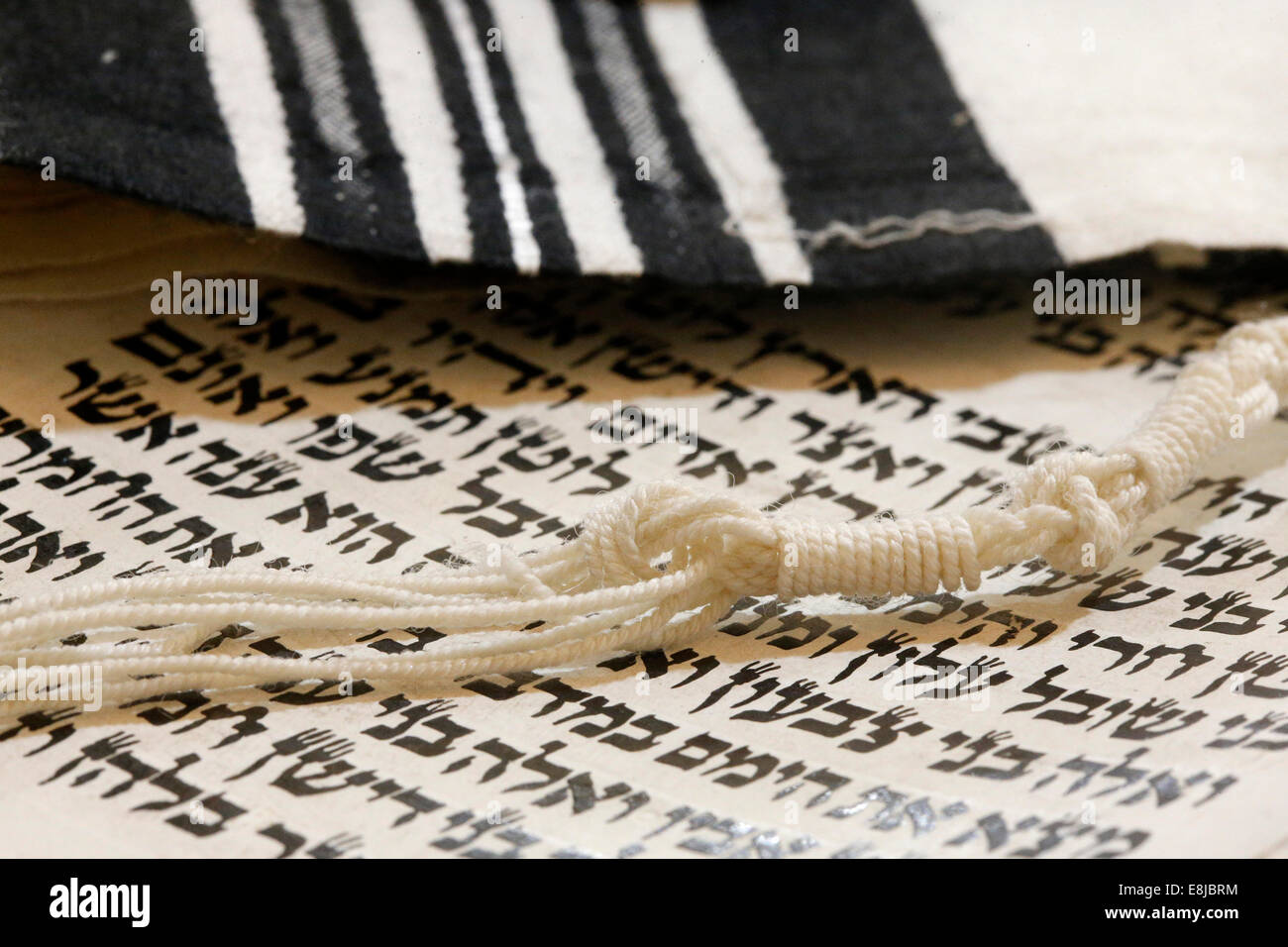 Tora-Rolle, Tallit, jüdischen Gebetsschal und Tzittzit, verknotete ...