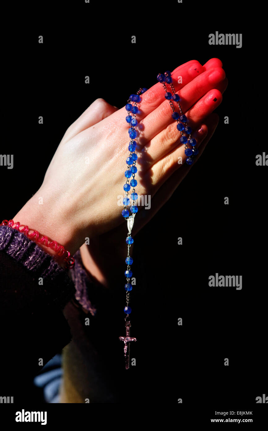 Mit einem rosenkranz -Fotos und -Bildmaterial in hoher Auflösung – Alamy