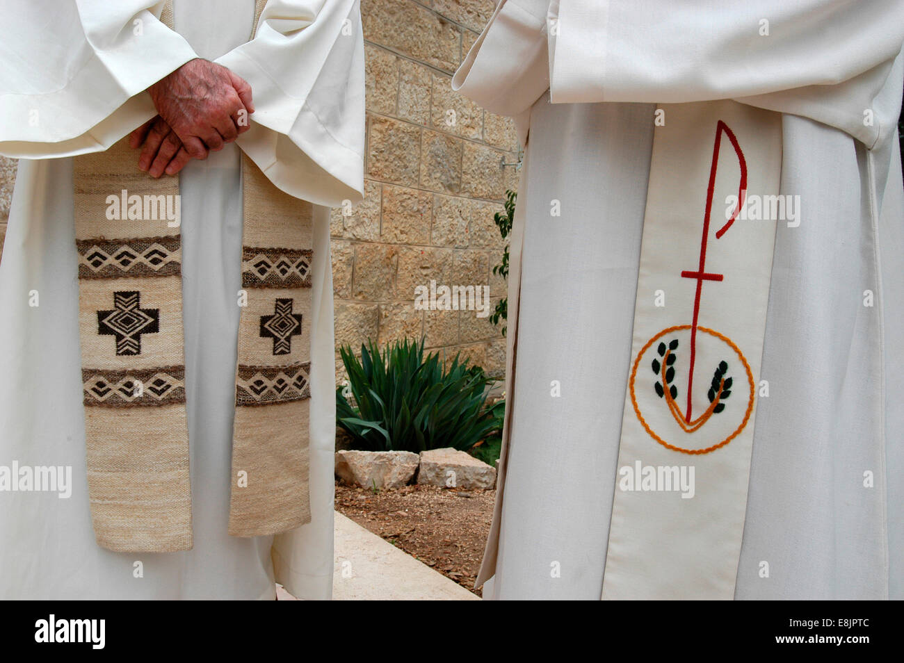 Katholische Priester liturgische Gewänder Stockfotografie - Alamy