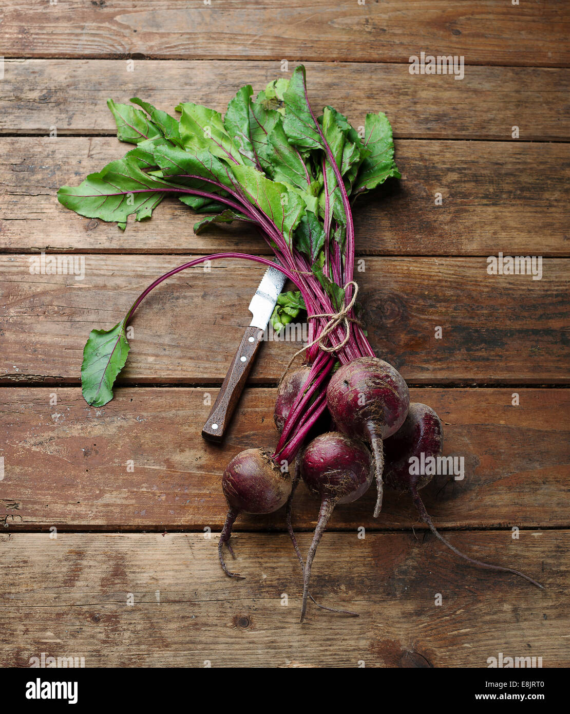 Rote Beete und Messer Stockfotografie - Alamy