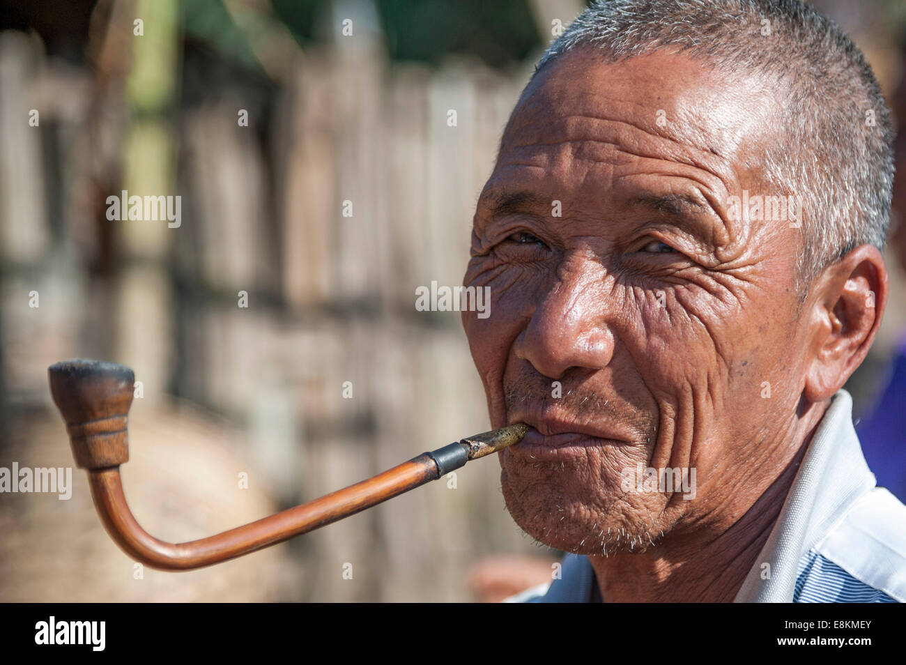 Ethnischer akha mann raucht seine pfeife -Fotos und -Bildmaterial in ...