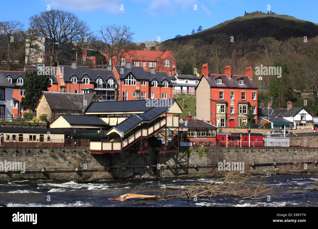 Den Fluss Dee und Llangollen Bahnhof, Llangollen, Denbighshire, Wales ...