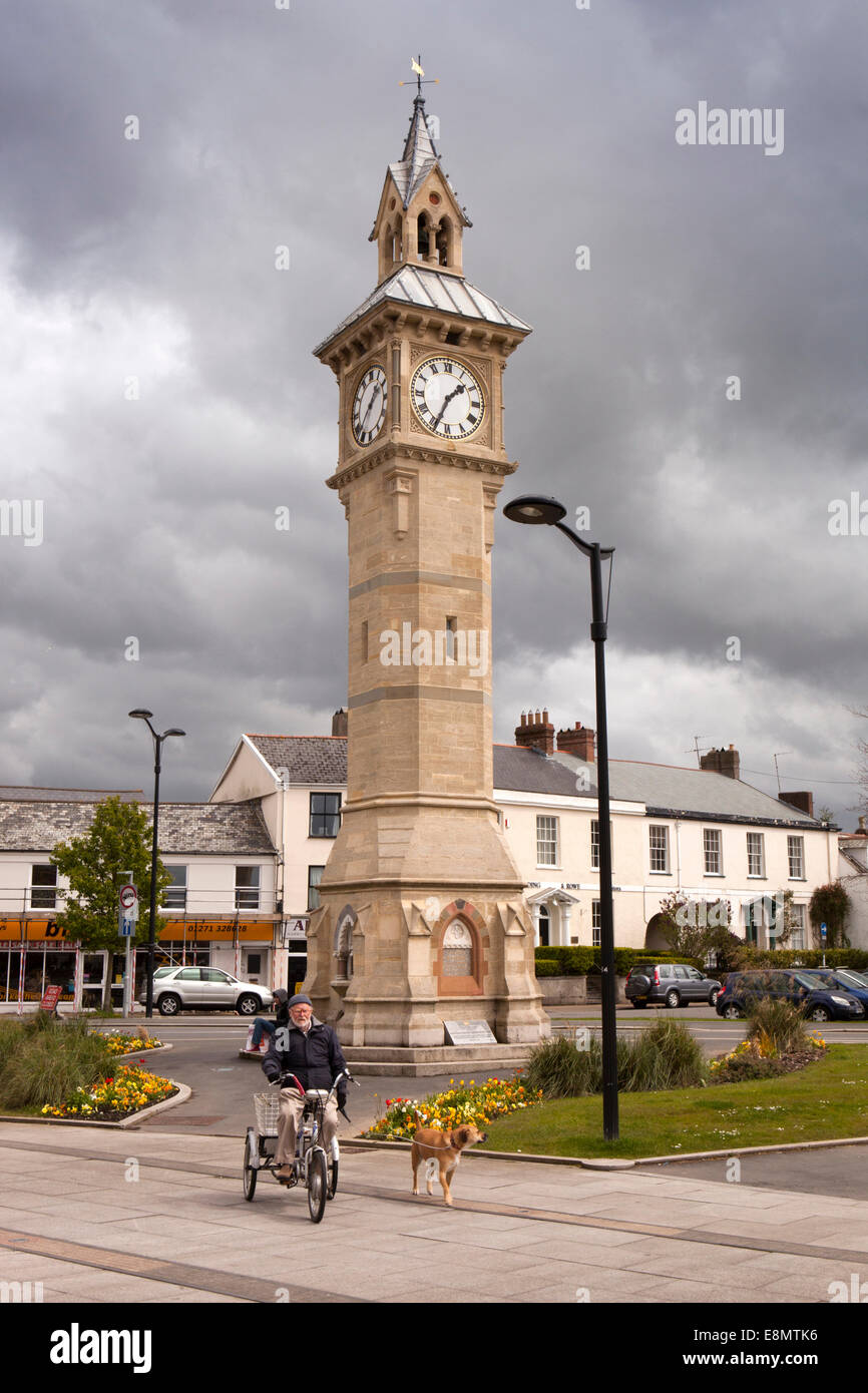 Großbritannien, England, Devon, Barnstaple The Square, Mann auf Dreirad ...