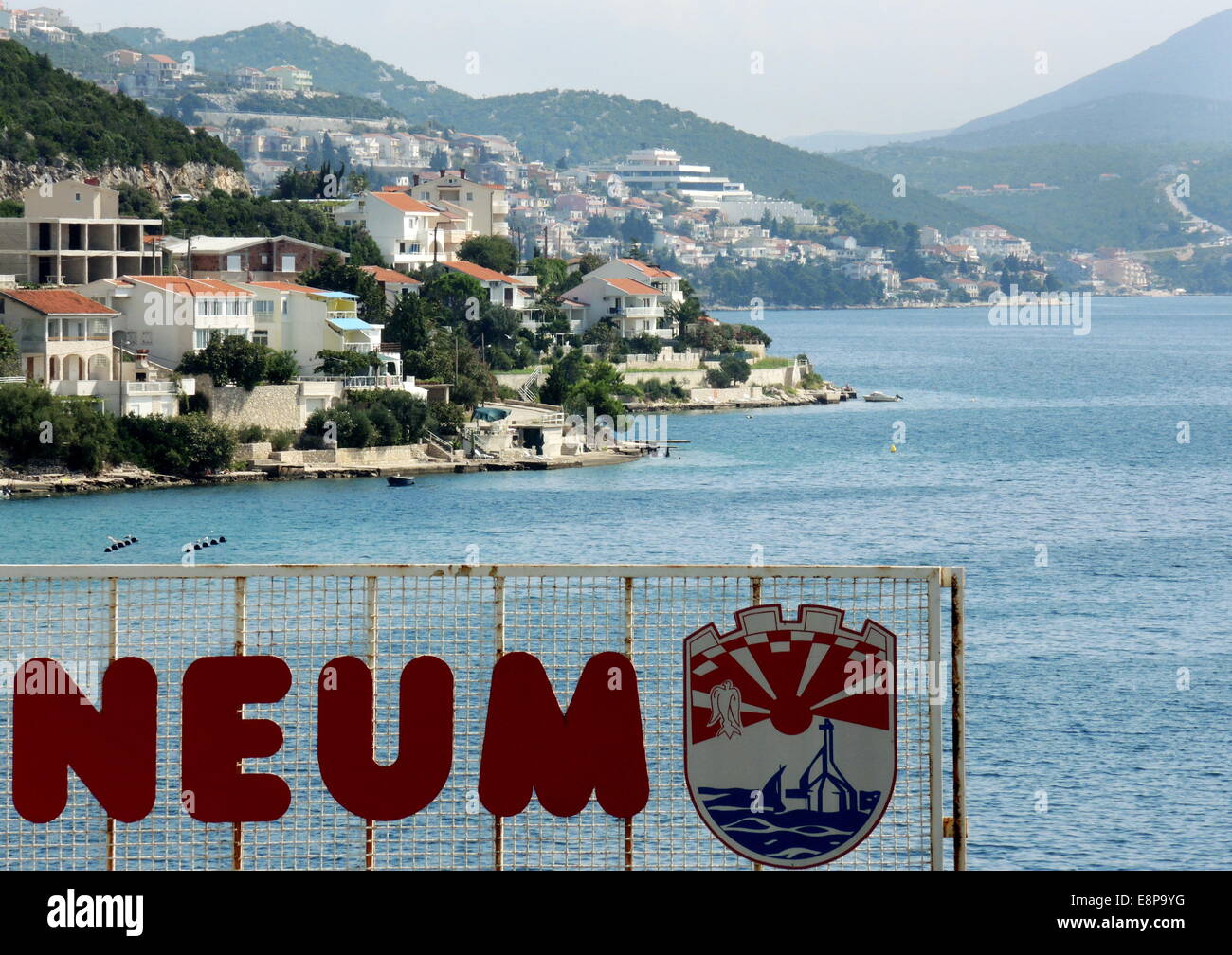 "Neum" und das Emblem der Stadt, vor der Kulisse der Stadt Neum in ...