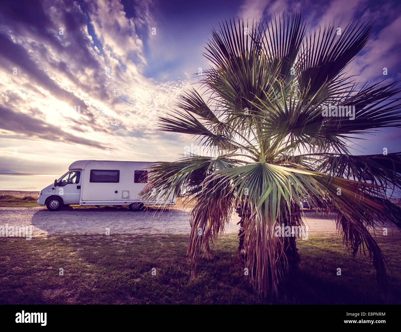 Wohnmobil am strand -Fotos und -Bildmaterial in hoher Auflösung – Alamy