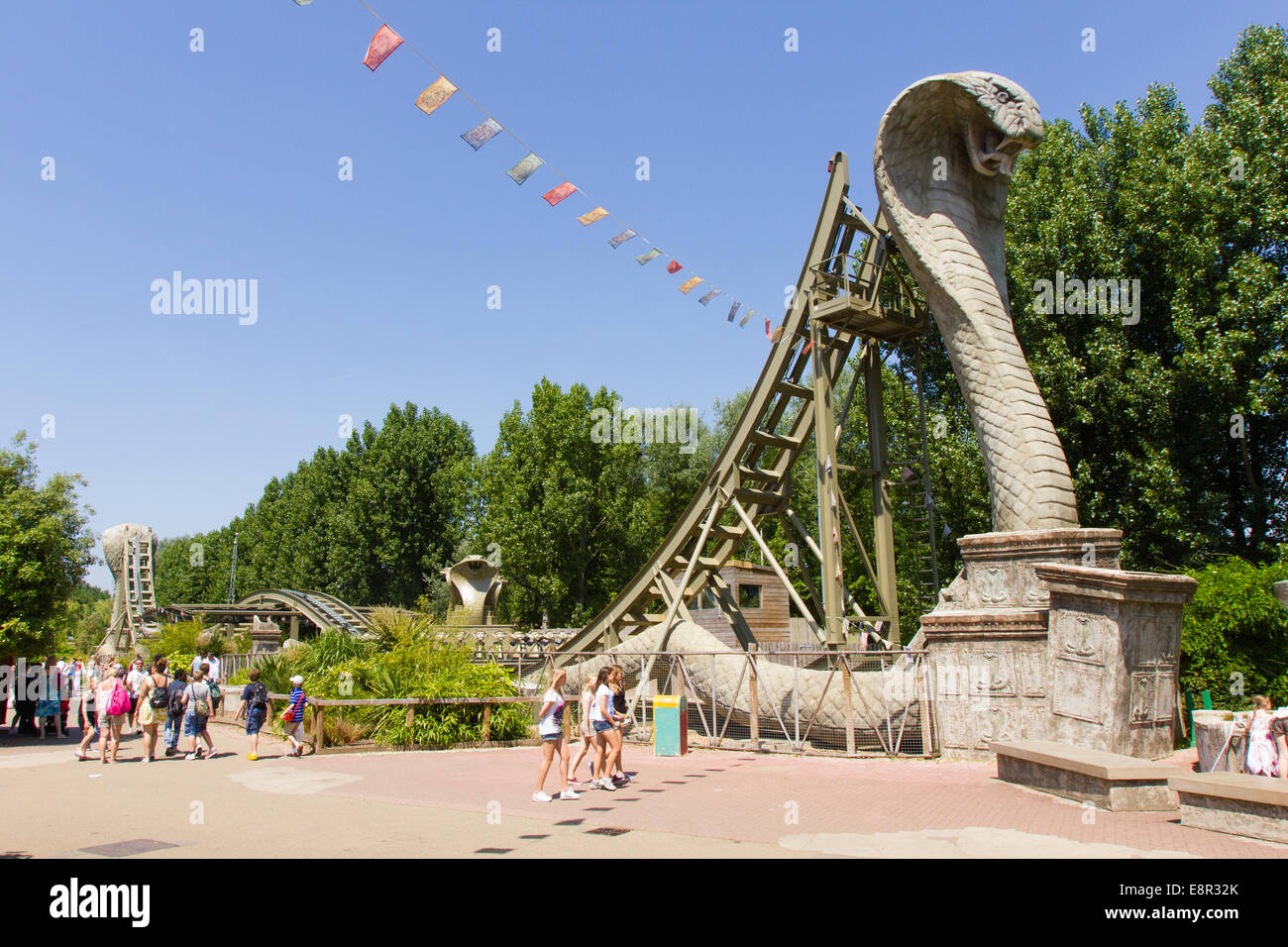 Cobra achterbahn -Fotos und -Bildmaterial in hoher Auflösung – Alamy