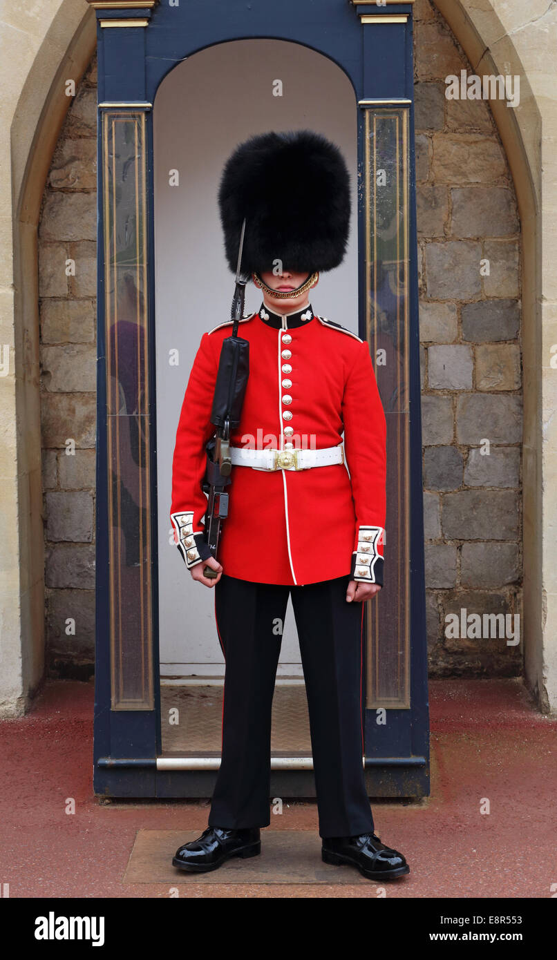Grenadier-Garde in seinem Wachhäuschen am Royal Windsor Castle in Berkshire, Großbritannien ...