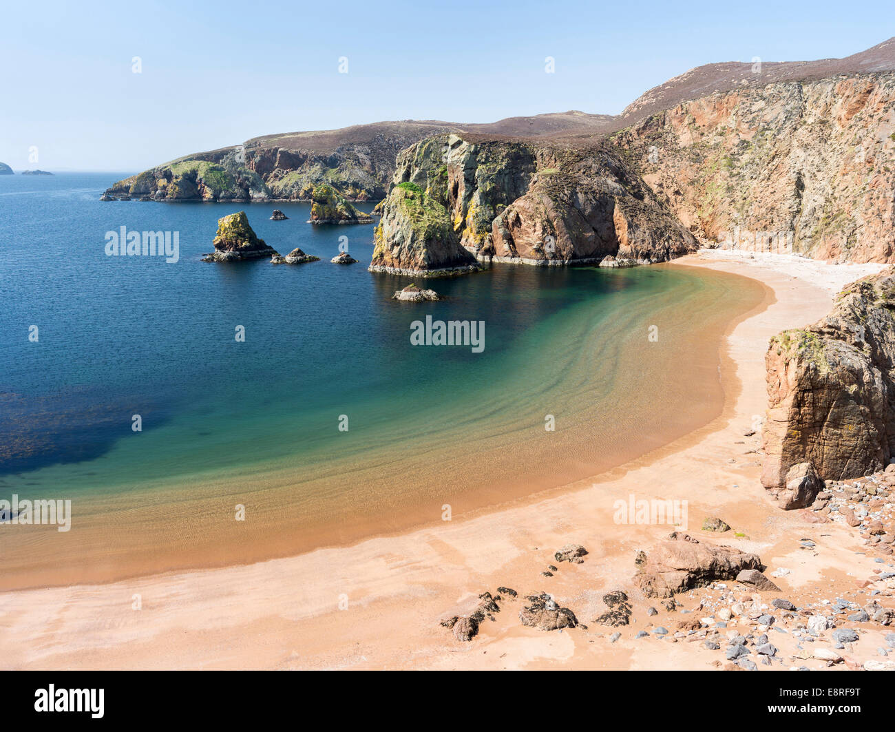 Muckle Roe (große rote Insel) ist berühmt für die roten, unberührten ...