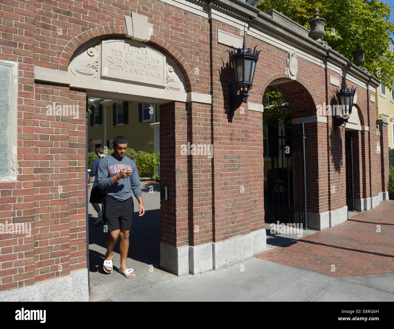 Studenten der harvard university campus student college cambridge ...