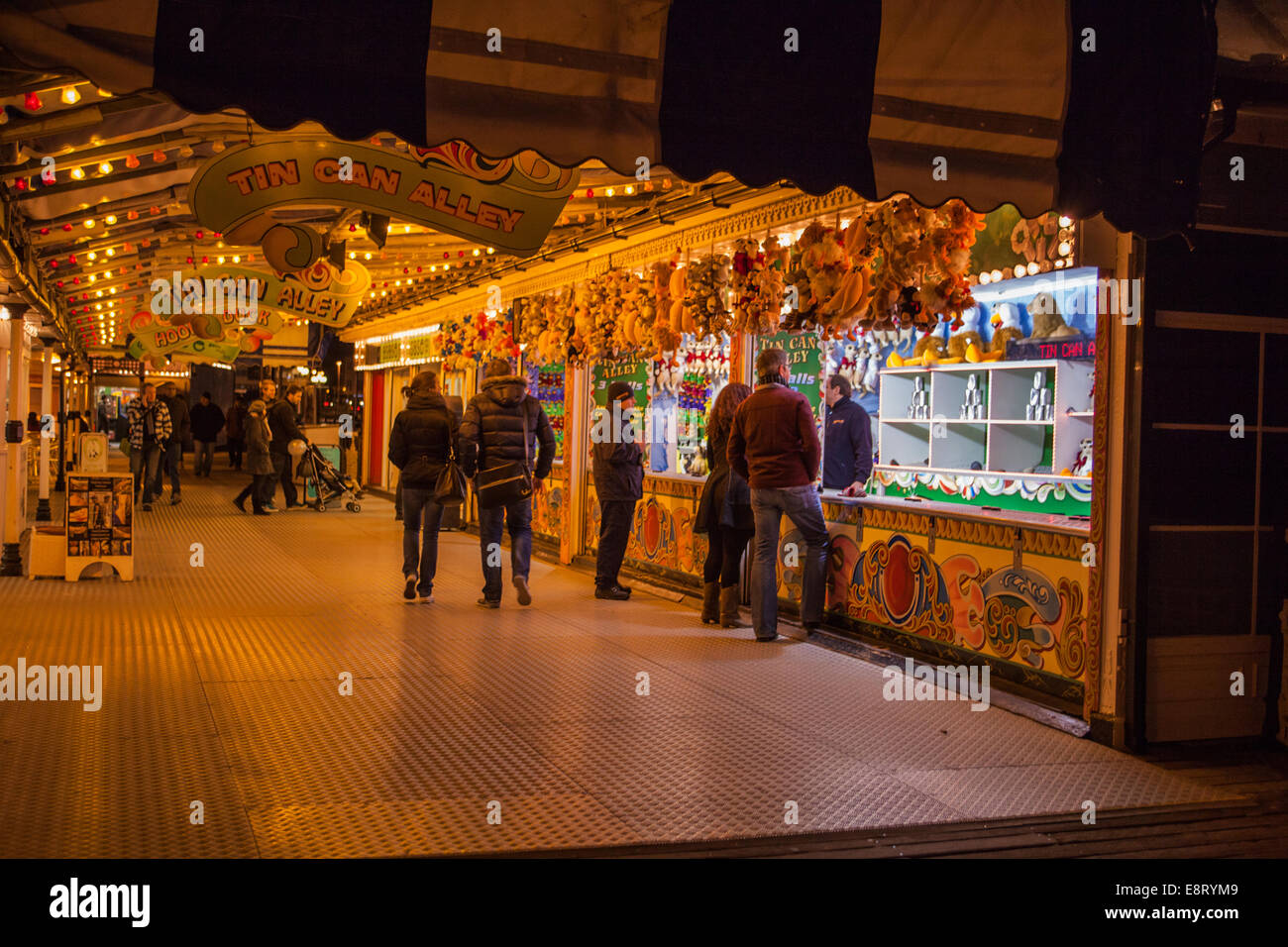 Fairground side shows -Fotos und -Bildmaterial in hoher Auflösung – Alamy