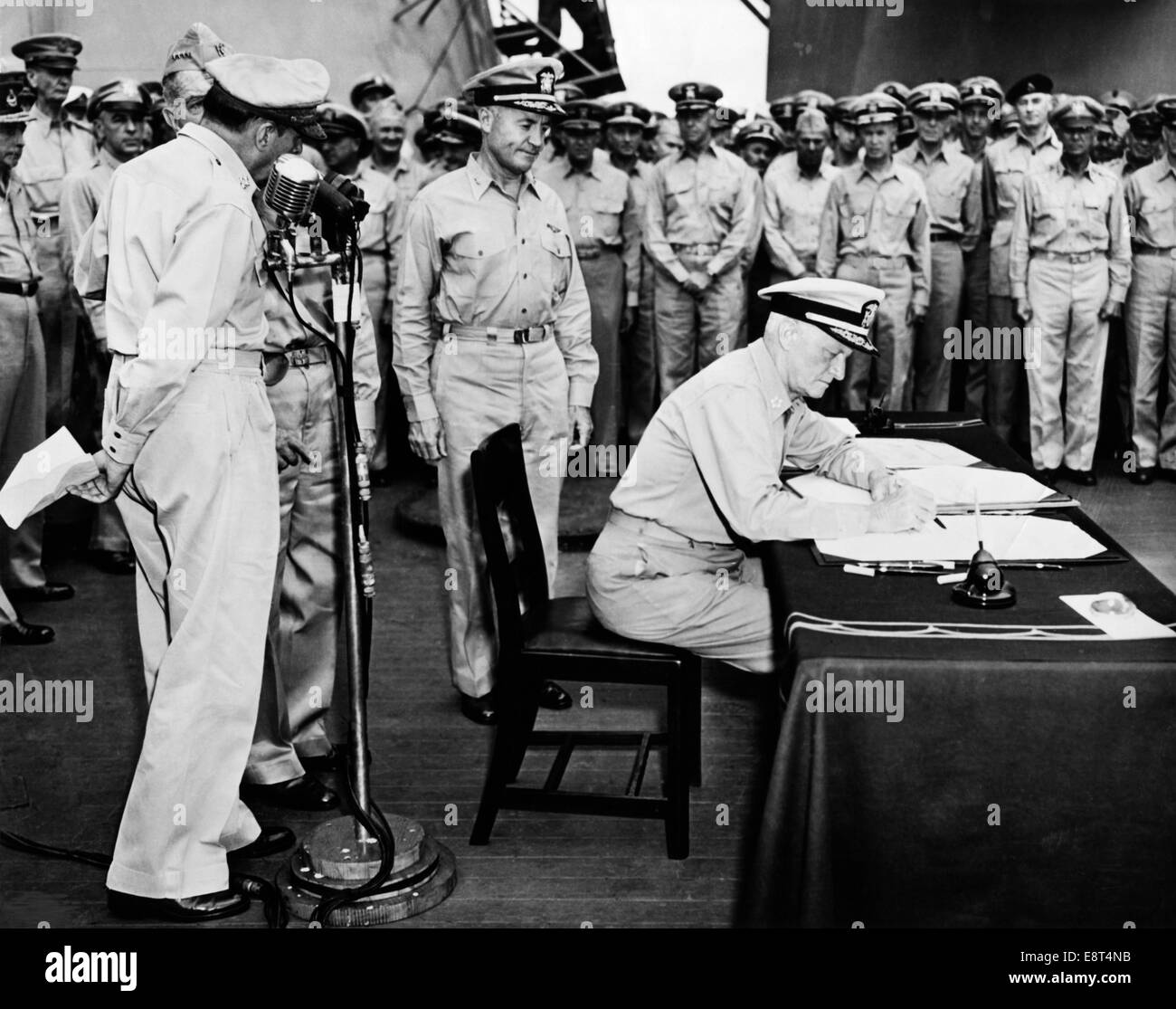 1940S 1945 ADMIRAL NIMITZ SIGNS JAPANISCHE KAPITULATION DOKUMENTE AN ...
