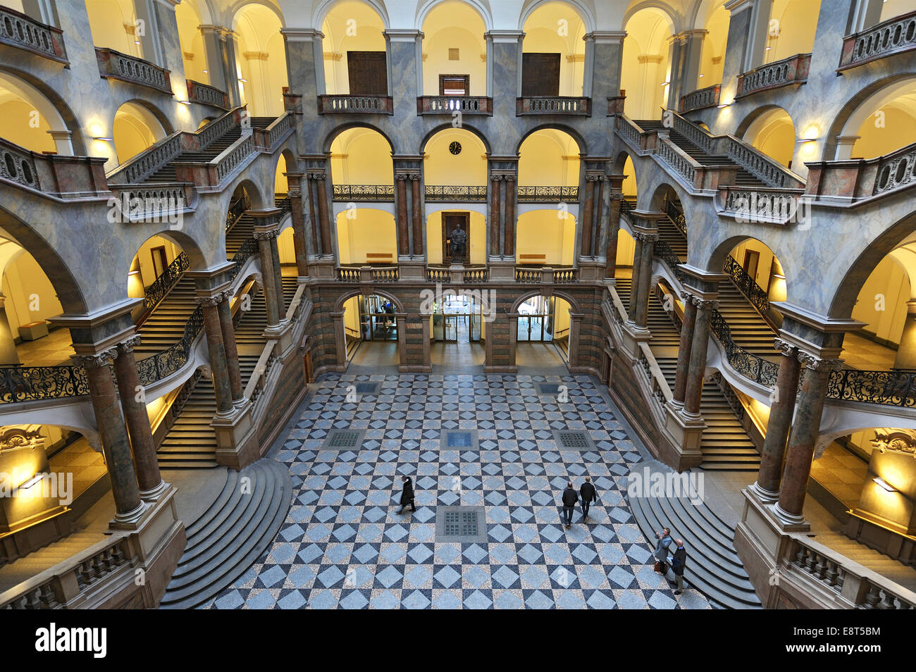 Eingang atrium -Fotos und -Bildmaterial in hoher Auflösung – Alamy