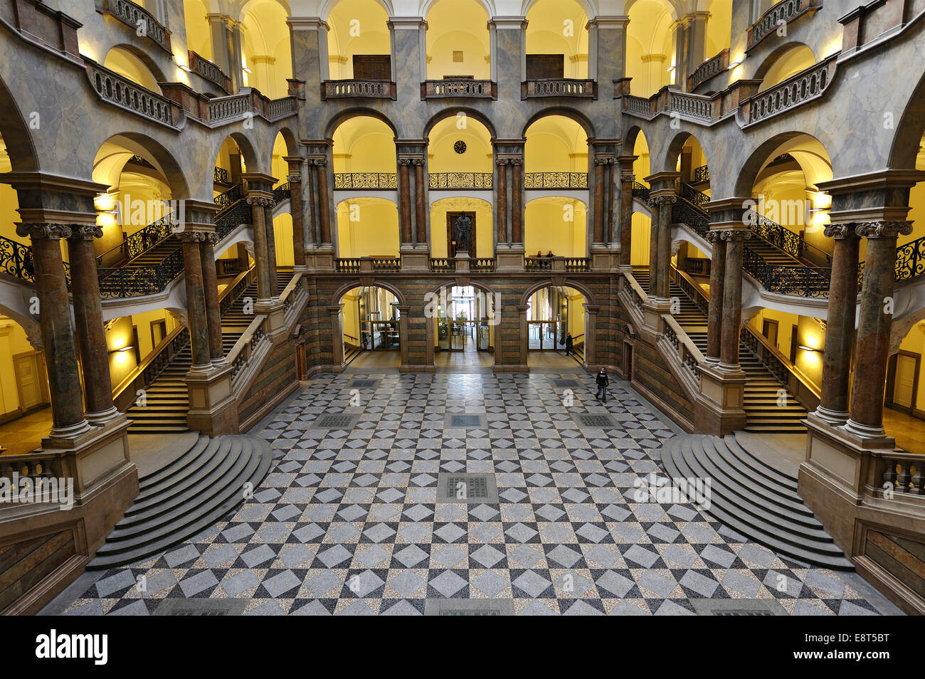 Eingang atrium -Fotos und -Bildmaterial in hoher Auflösung – Alamy