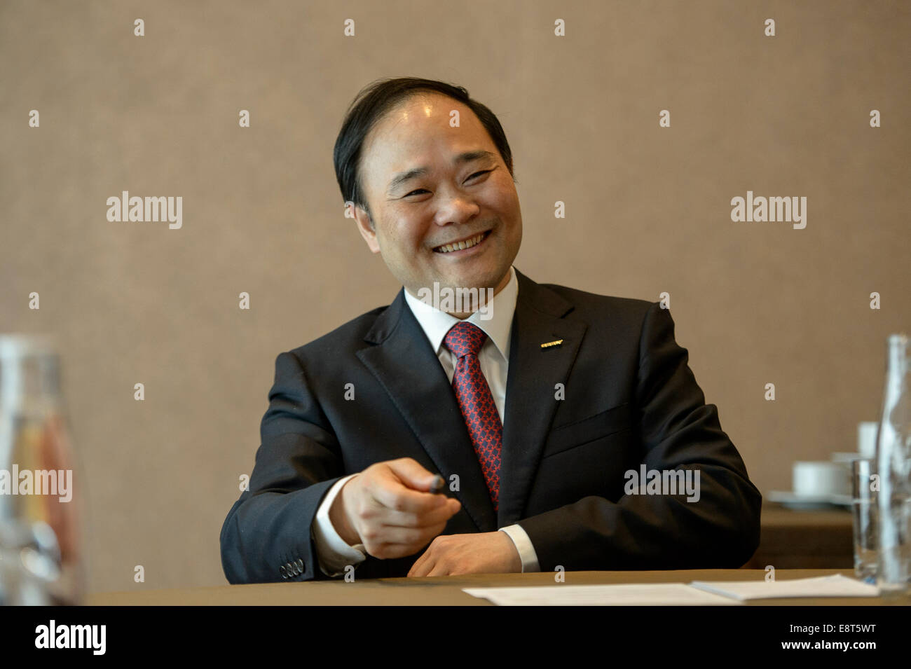 Li Shufu Vorstandsvorsitzender Geely und Volvo ist das Interview in ...
