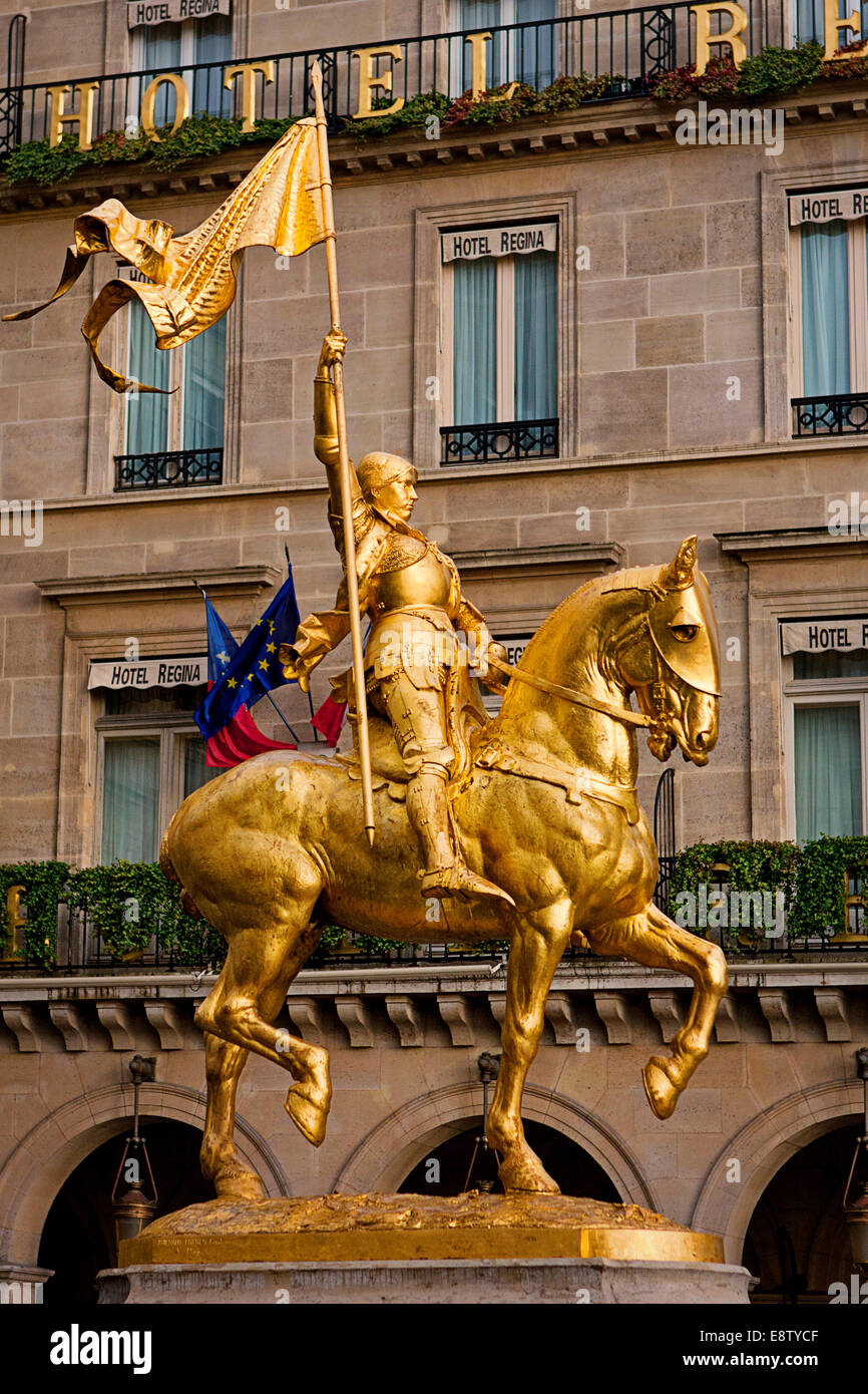 Statue gold pferdereiter flagge -Fotos und -Bildmaterial in hoher Auflösung – Alamy