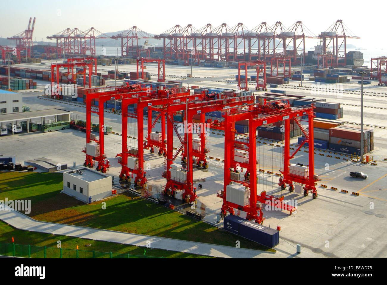 Yangshan container port shanghai china -Fotos und -Bildmaterial in ...