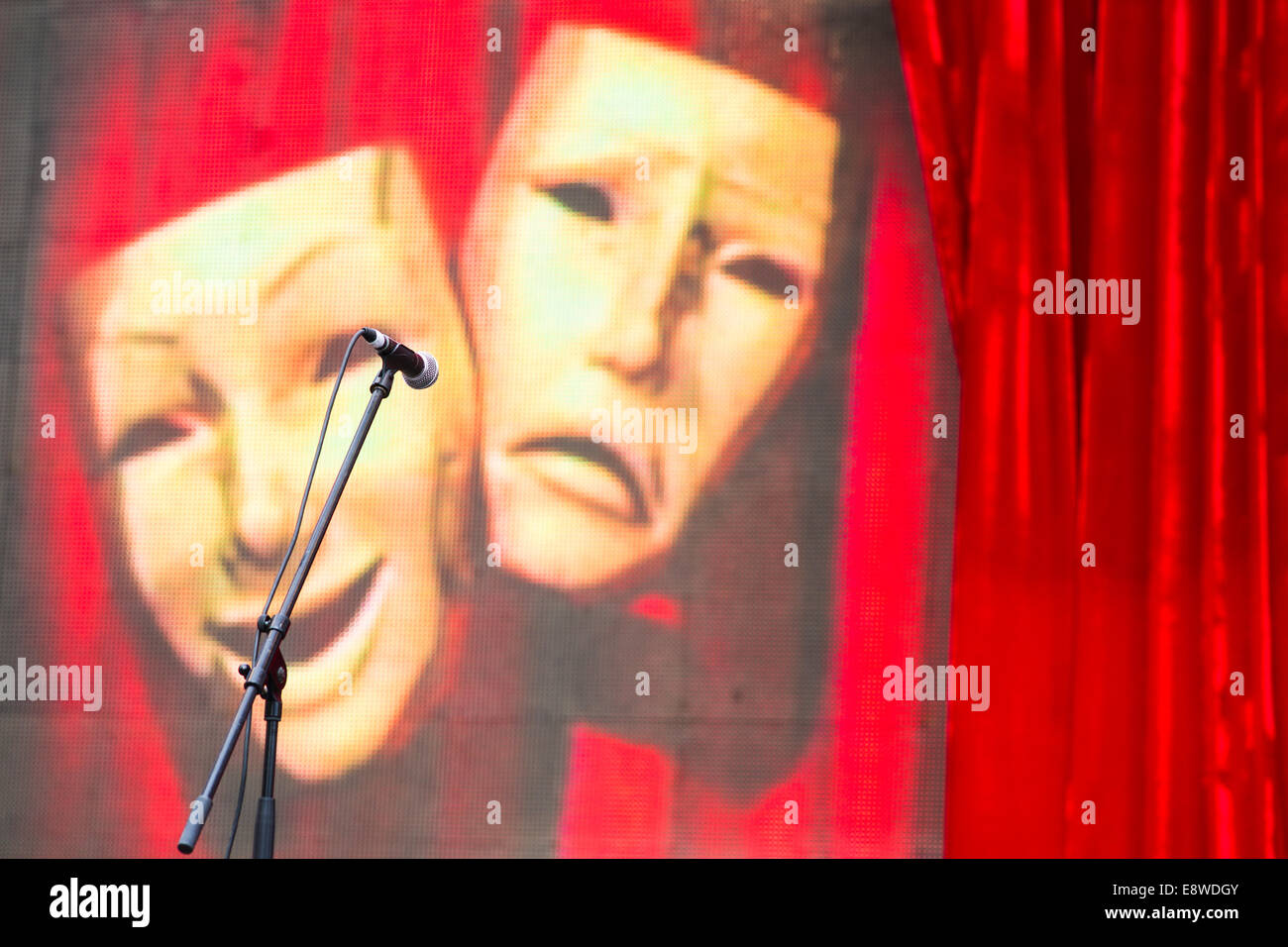 Theatralische masken -Fotos und -Bildmaterial in hoher Auflösung – Alamy