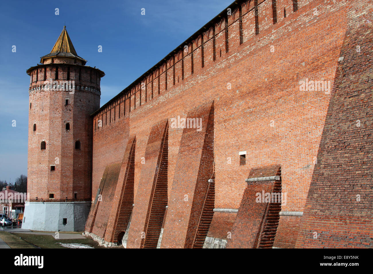Turm und Mauer der Burg aus rotem Backstein Stockfotografie - Alamy