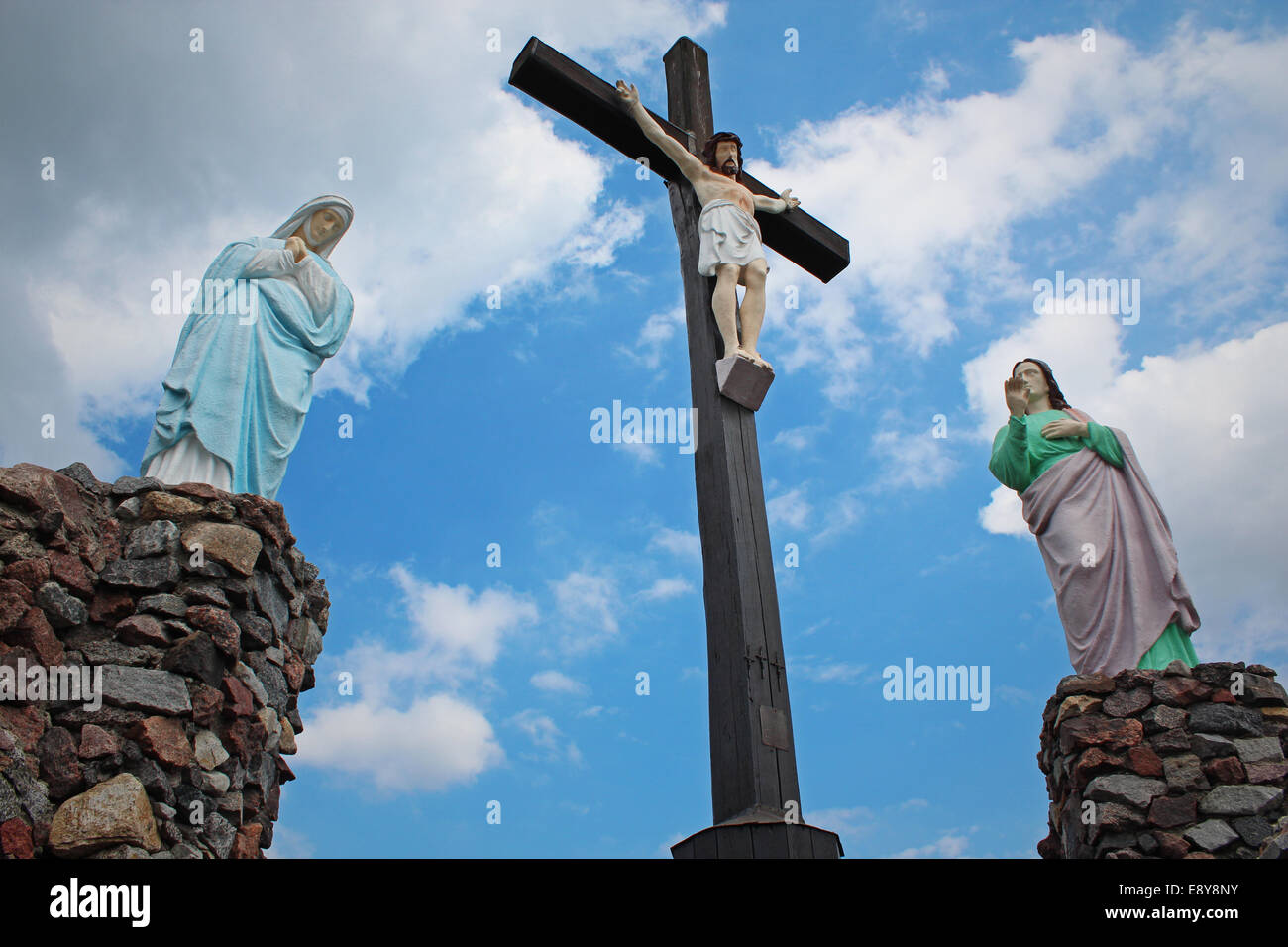 Statue von jesus am kreuz -Fotos und -Bildmaterial in hoher Auflösung – Alamy