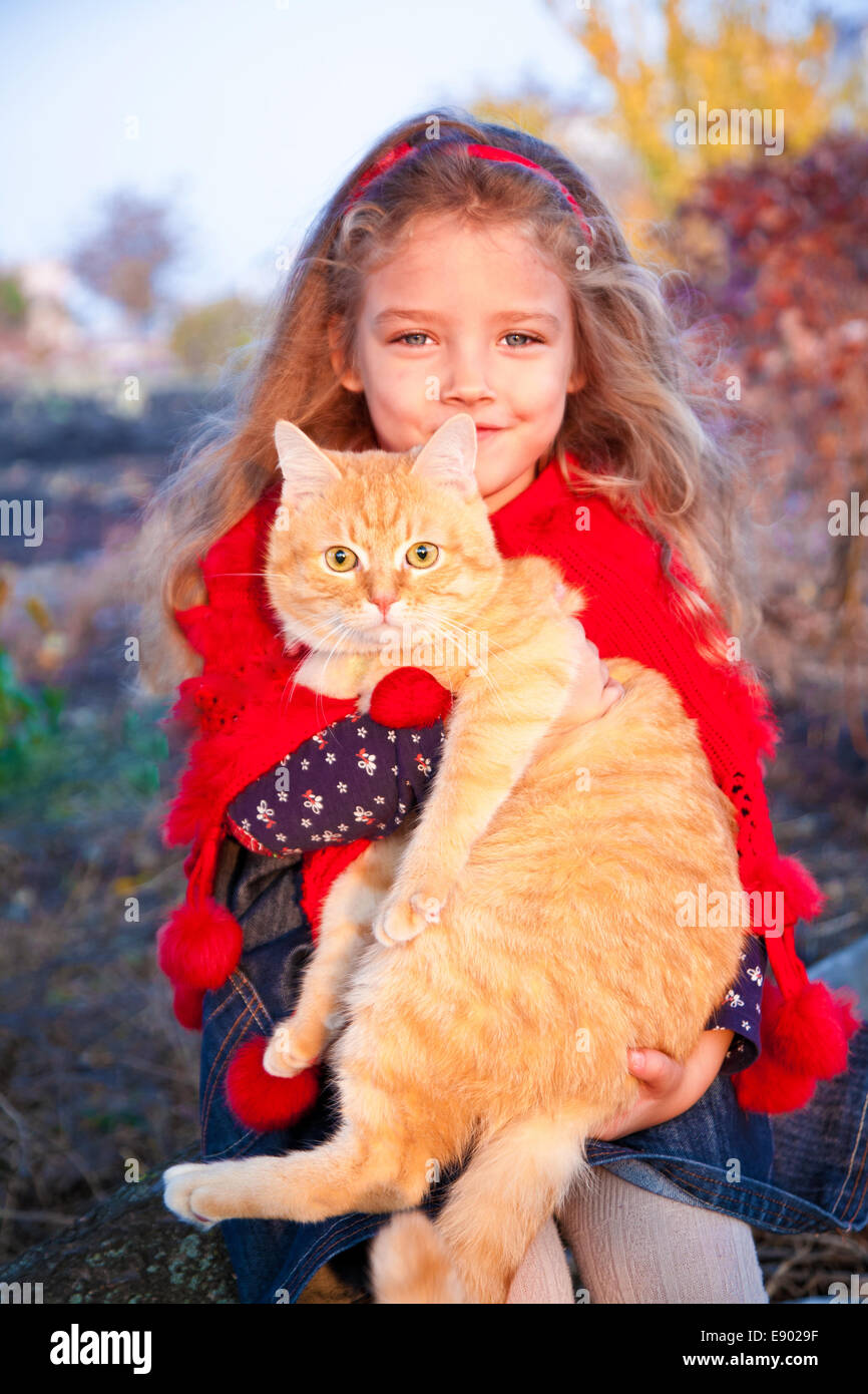 Kleines mädchen mit katze -Fotos und -Bildmaterial in hoher Auflösung ...