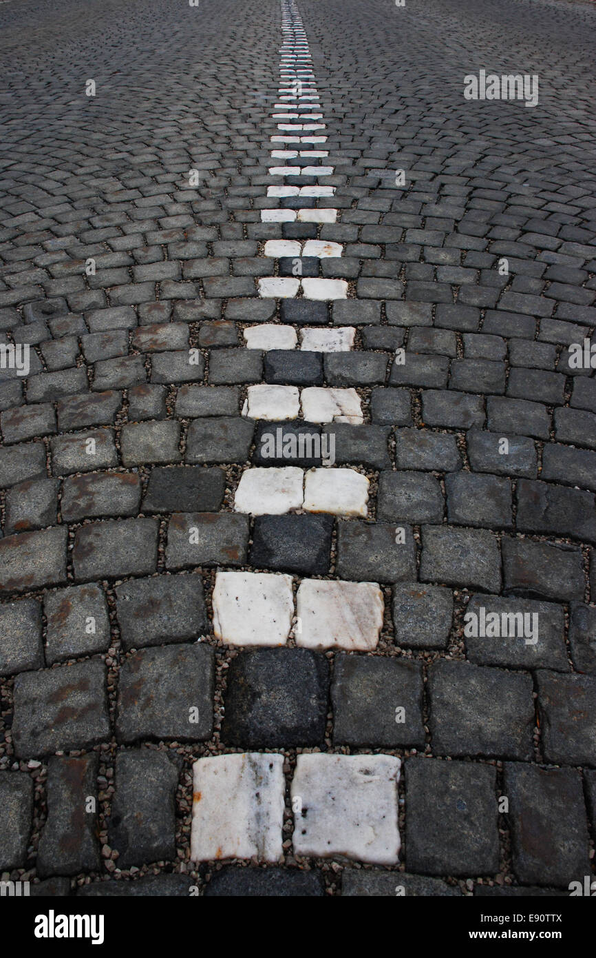 Paving stone road -Fotos und -Bildmaterial in hoher Auflösung – Alamy