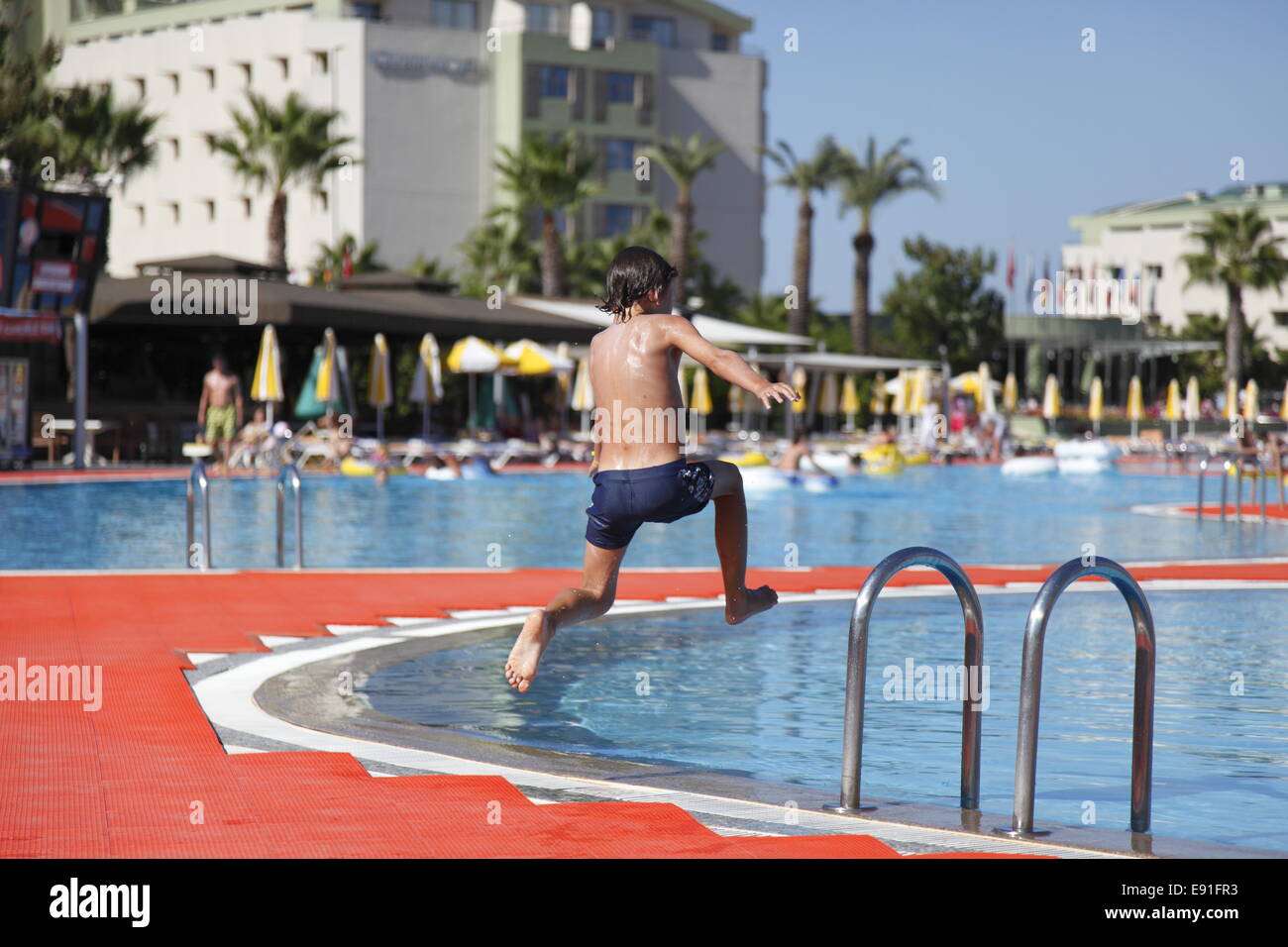 Im schwimmbad springen -Fotos und -Bildmaterial in hoher Auflösung – Alamy
