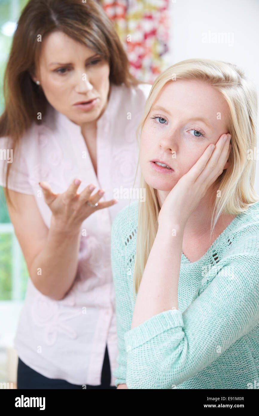 Mutter mit Tochter im Teenageralter zu streiten Stockfotografie - Alamy